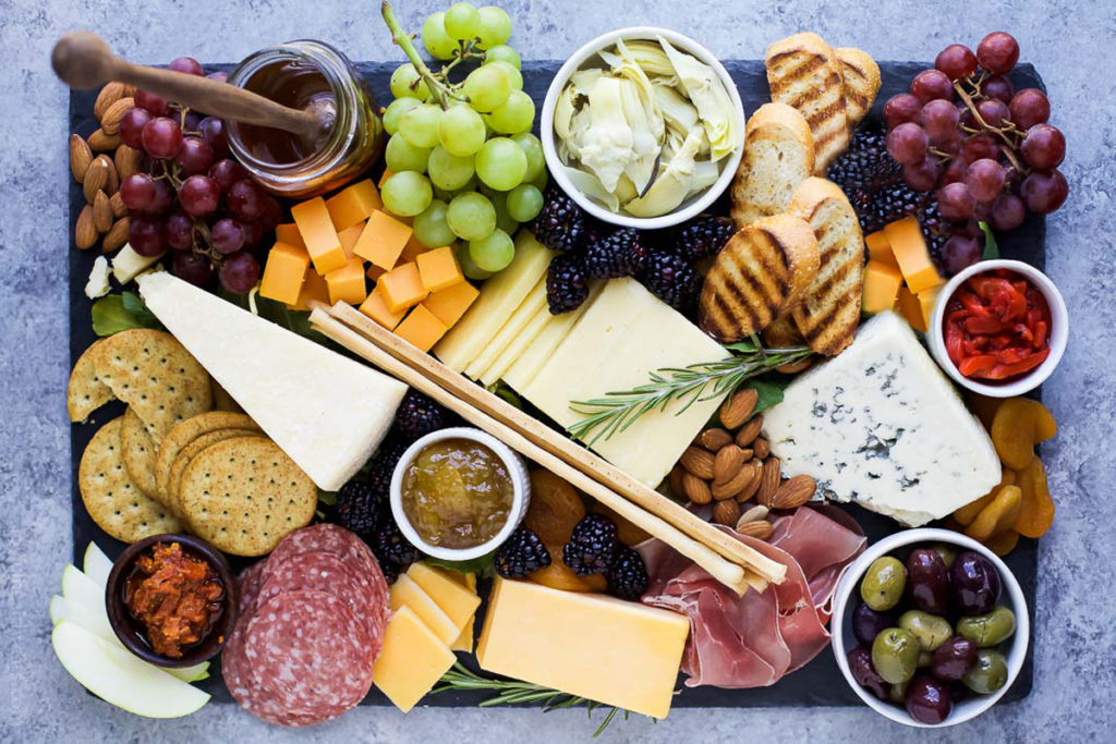 Taglieri in tavola per gli aperitivi con gli amici